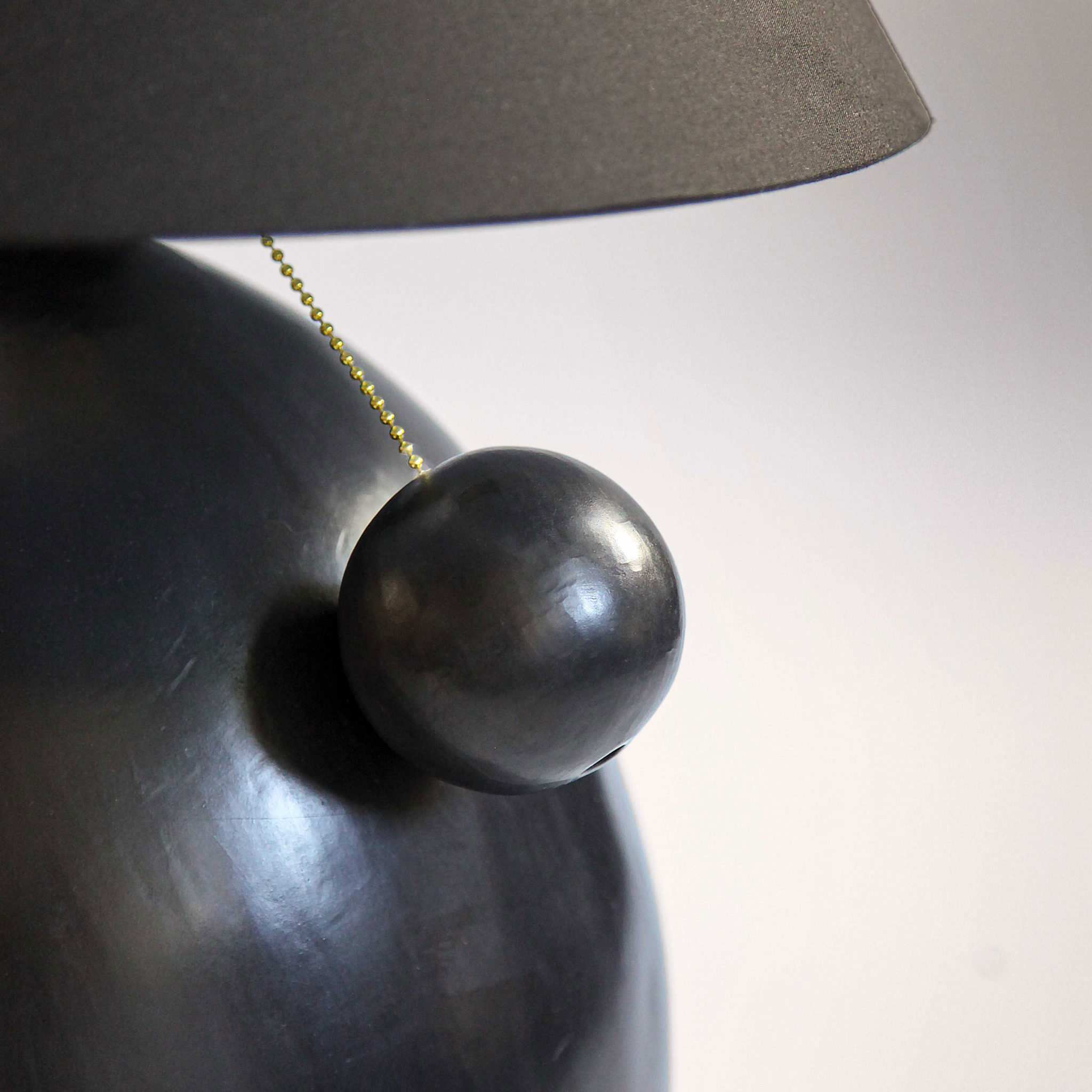 Barro Bruñido Collection Barro Negro Lamp with Ball Pull - l'aviva
